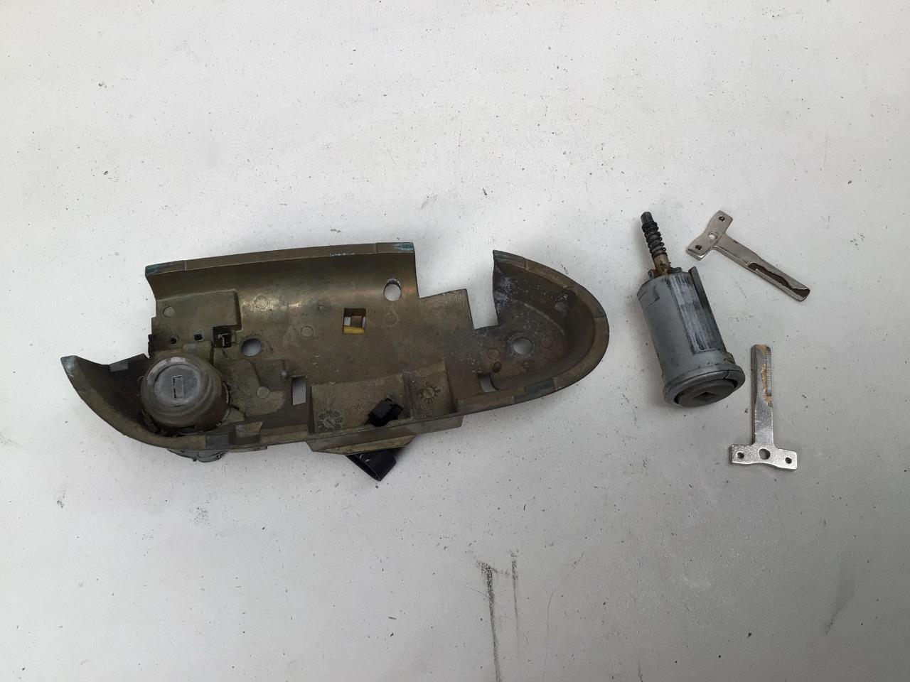 VT VX VU VY VZ WK WL Commodore Crewman Calais SS S door lock ignition 2 ...