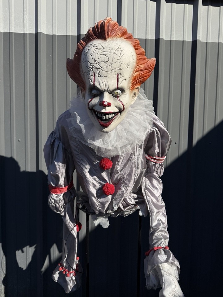 Spirit Halloween Animated Animatronic Life Size Pennywise IT Clown Prop ...
