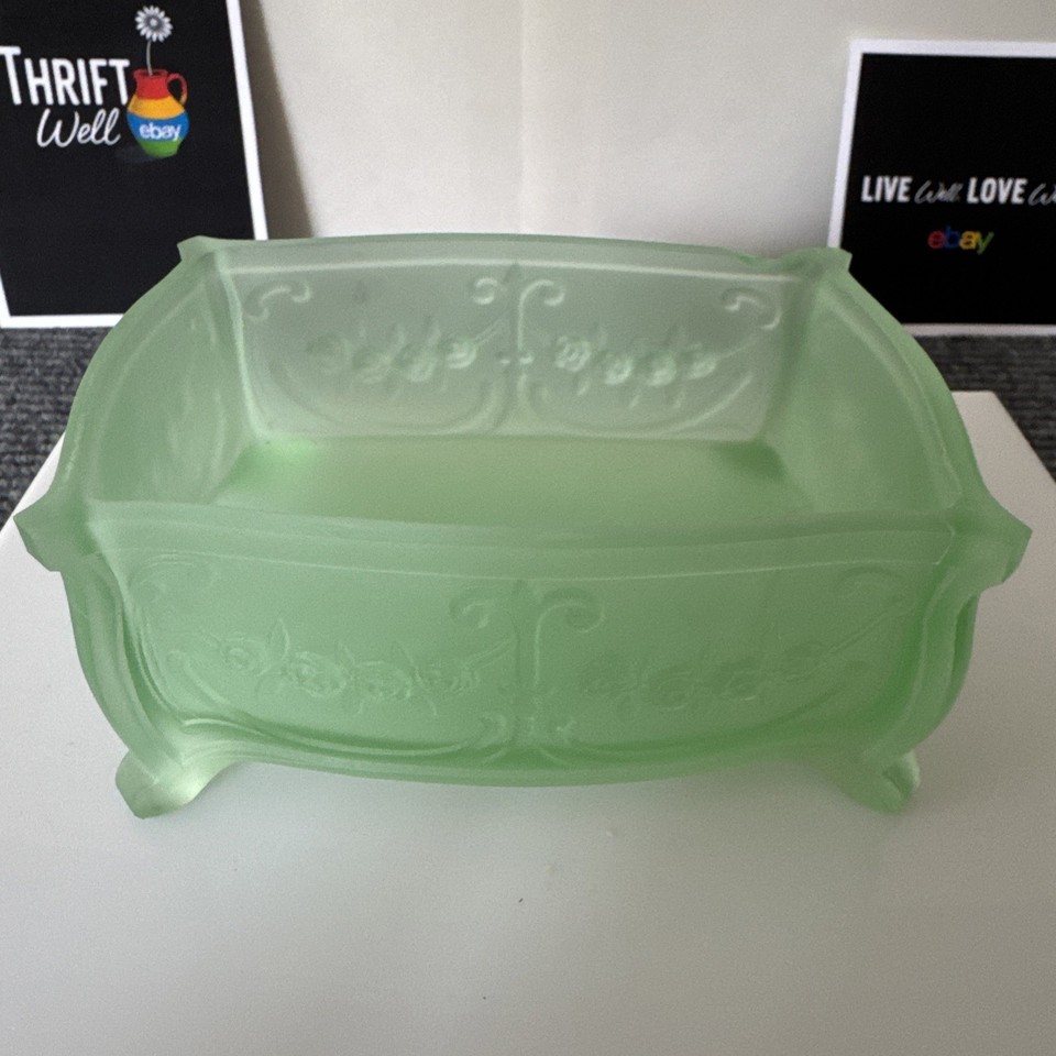 ATQ New Martinsville Martha Washington Green Satin Glass Figural Powder ...