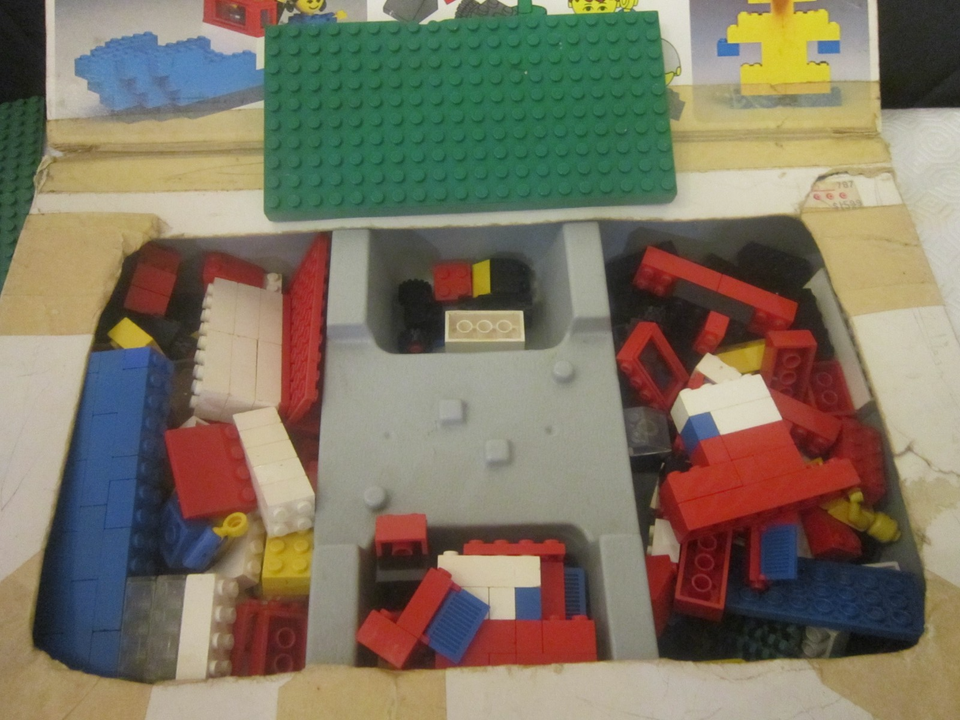 Huge Vintage 1970's & 80's Lego Lot with Minifigs & Boxes Samsonite ...