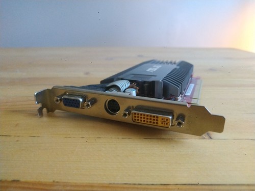 ASUS Ati Radeon HD 3450 256 MB,DVI,S-VIDEO,VGA ,Pci-E 2.0,EAH3450/Htp ...