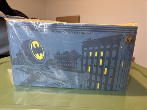 MEZCO One:12 COMMISSIONER JIM GORDON & Bat Signal Exclusive figure ...