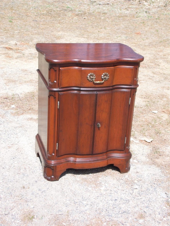 Vintage Georgetown Galleries Ritter Furniture Solid Mahogany Table ...