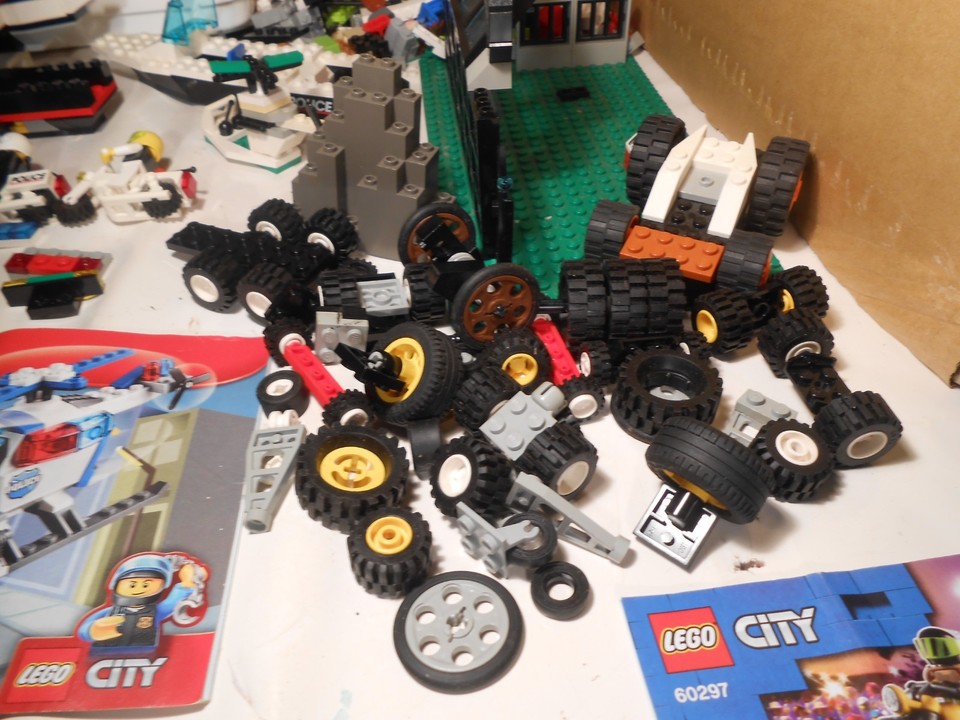 LEGO city police 60207-6649 -60241-10720- 17 x figures parts Bundle ...