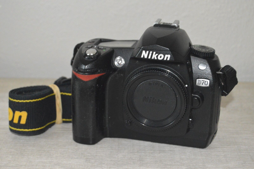 Nikon D D70 6.1MP Digital SLR Camera - Black (Kit w/ AF-S DX 18-70mm ...