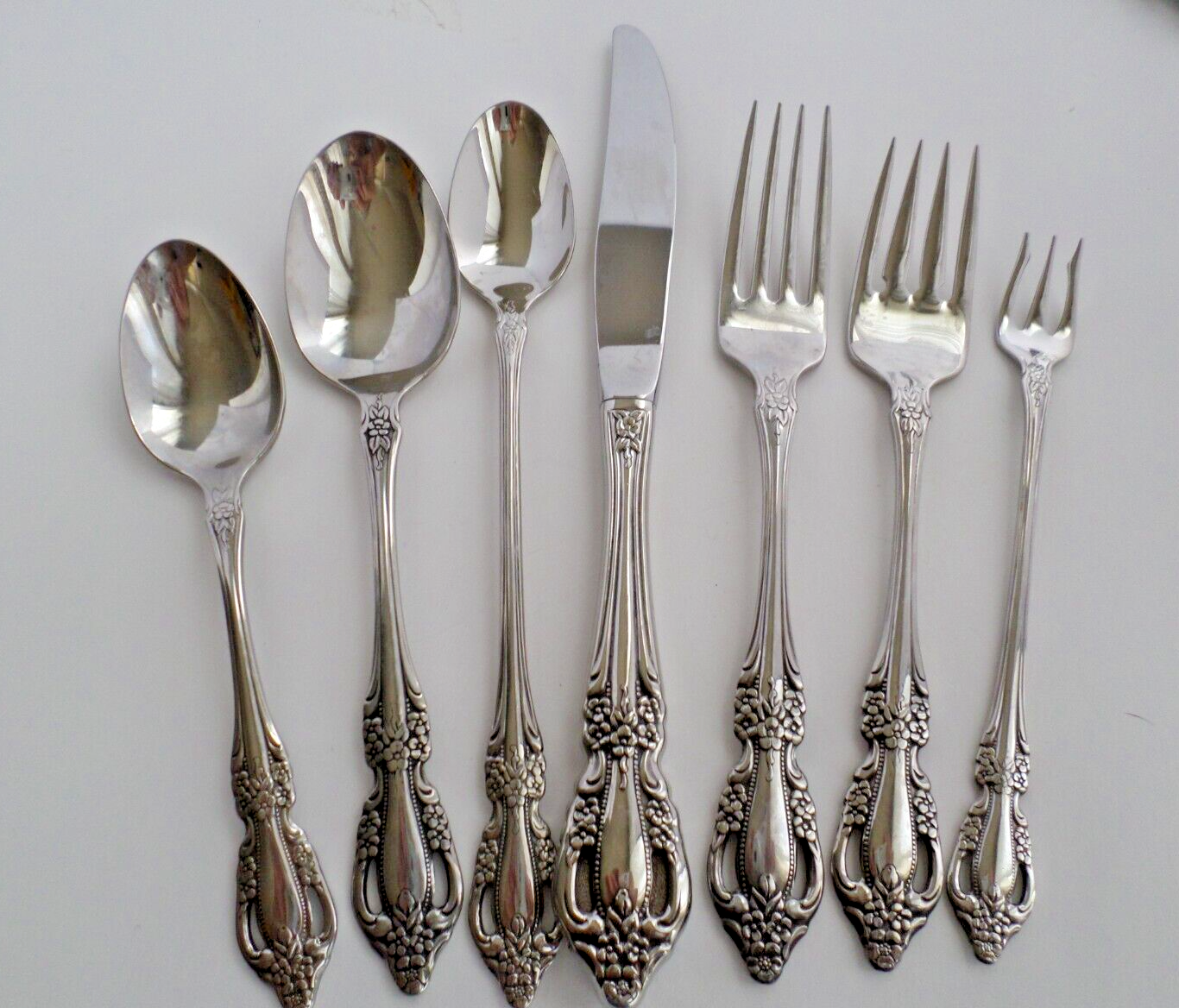 “Raphael” Distinction Deluxe Stainless by Oneida HH, 8 Place Setting ...