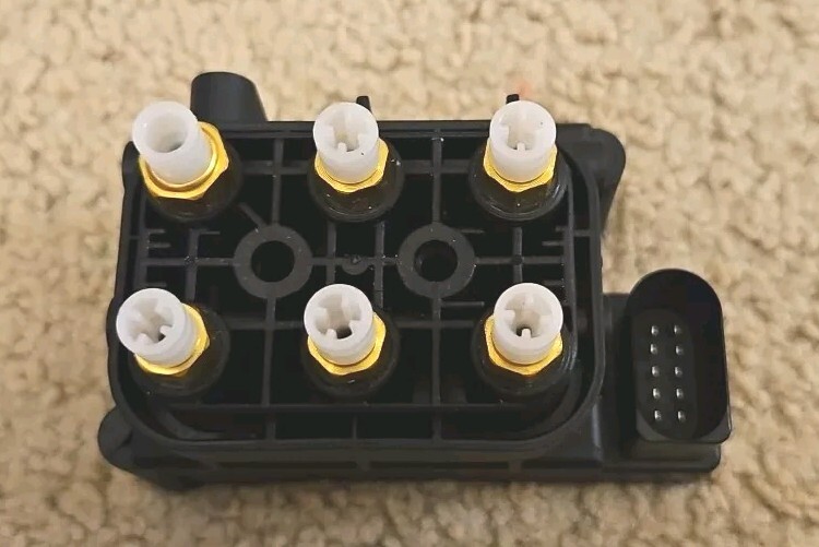 7L0698014 Valve Block Air Suspension Air Supply For 2010-2018 Porsche ...
