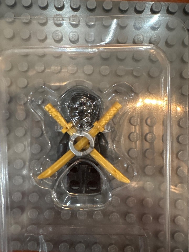 Lego Ninjago Minifigure Cole ZX With Shoulder Armor And Swords Njo0039 ...