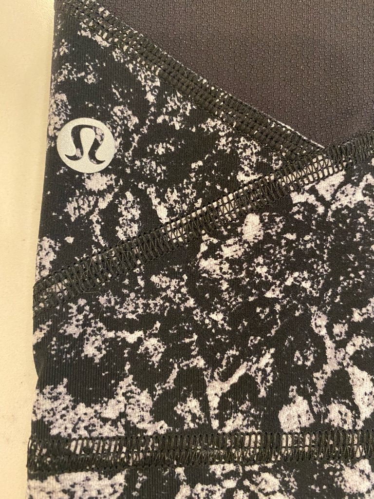 Lululemon pace rival crop 22” achromatize ice grey black print size 10 | eBay