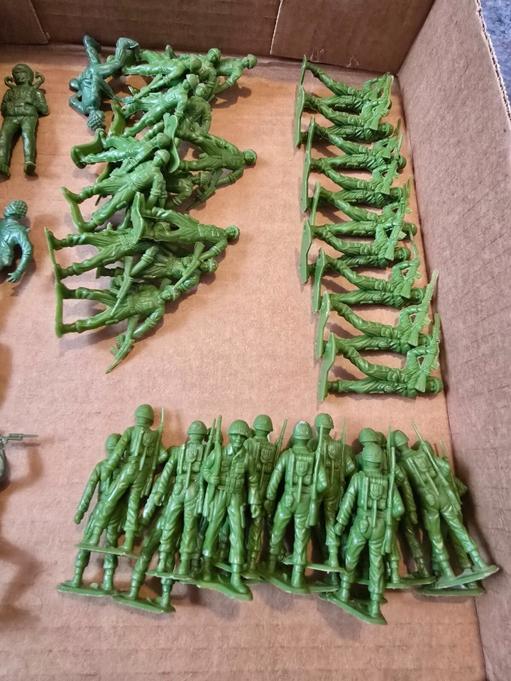 Vtg 50's and 60's MPC Army Men Plastic Toy lot almost 100 men plus ...