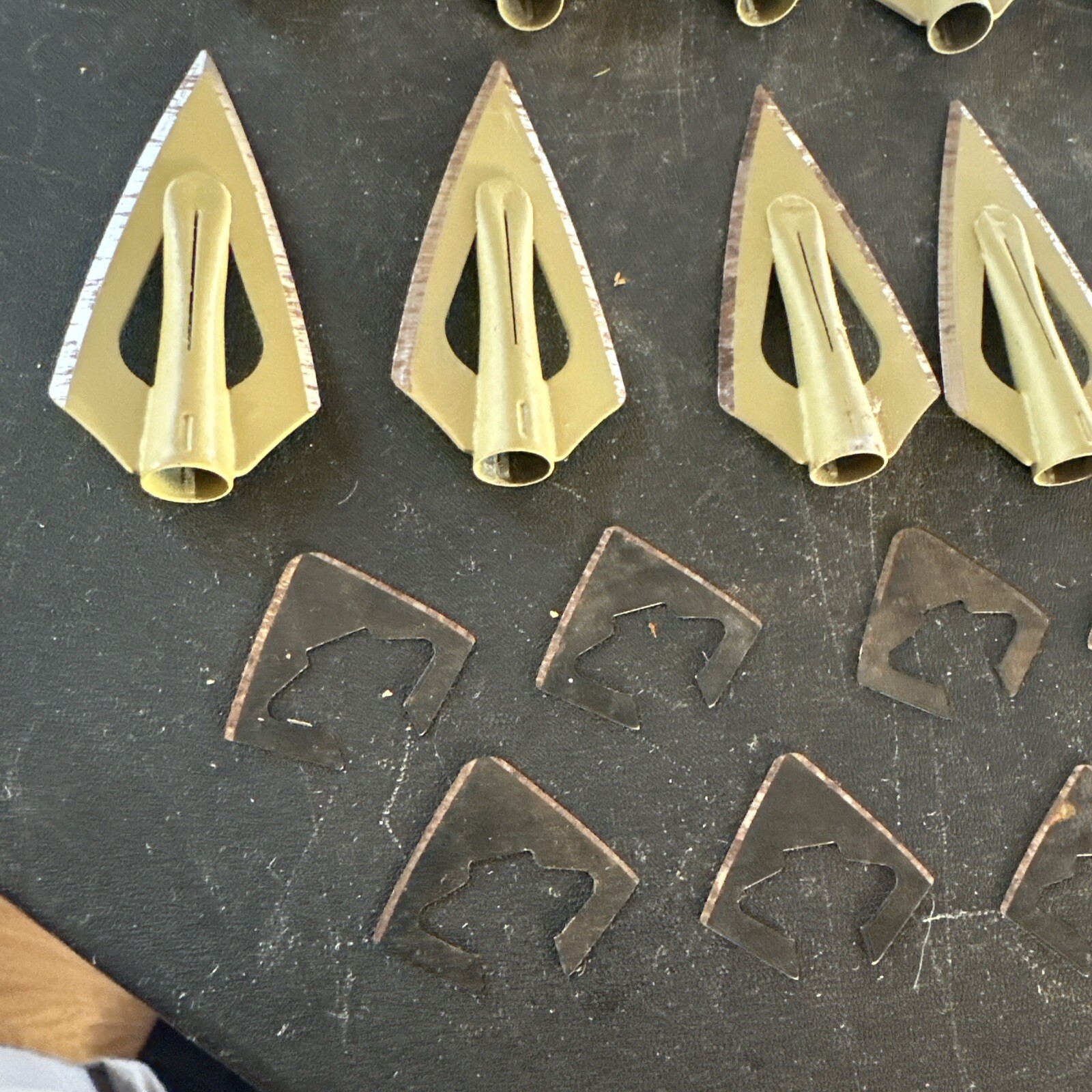 Lot of 27 Vintage Bear Glue On Razorhead Broadheads With Bleeders And Tools | eBay