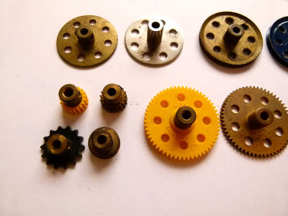 Vintage Meccano Parts - Sprocket Wheels, Cogs, Pinions, Gears, 32 ...
