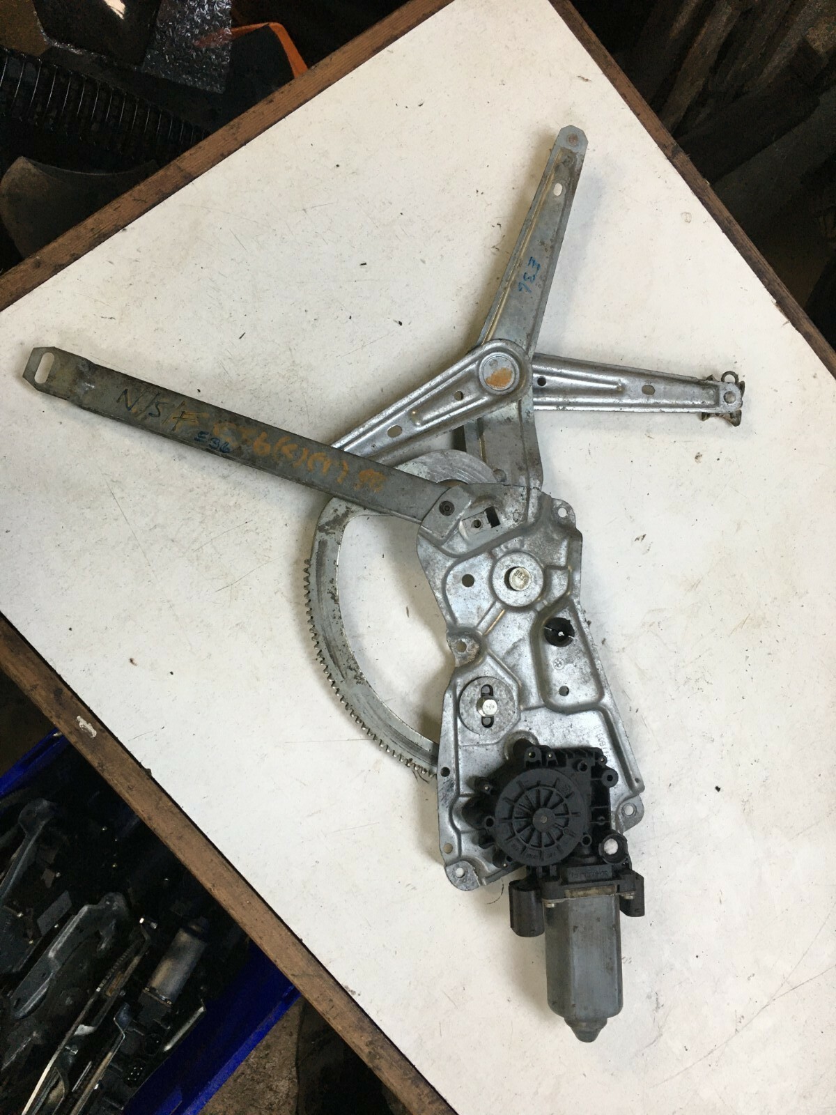 GENUINE BMW E36 N/S/F PASSENGER FRONT WINDOW REGULATOR 51331977609 (3 ...