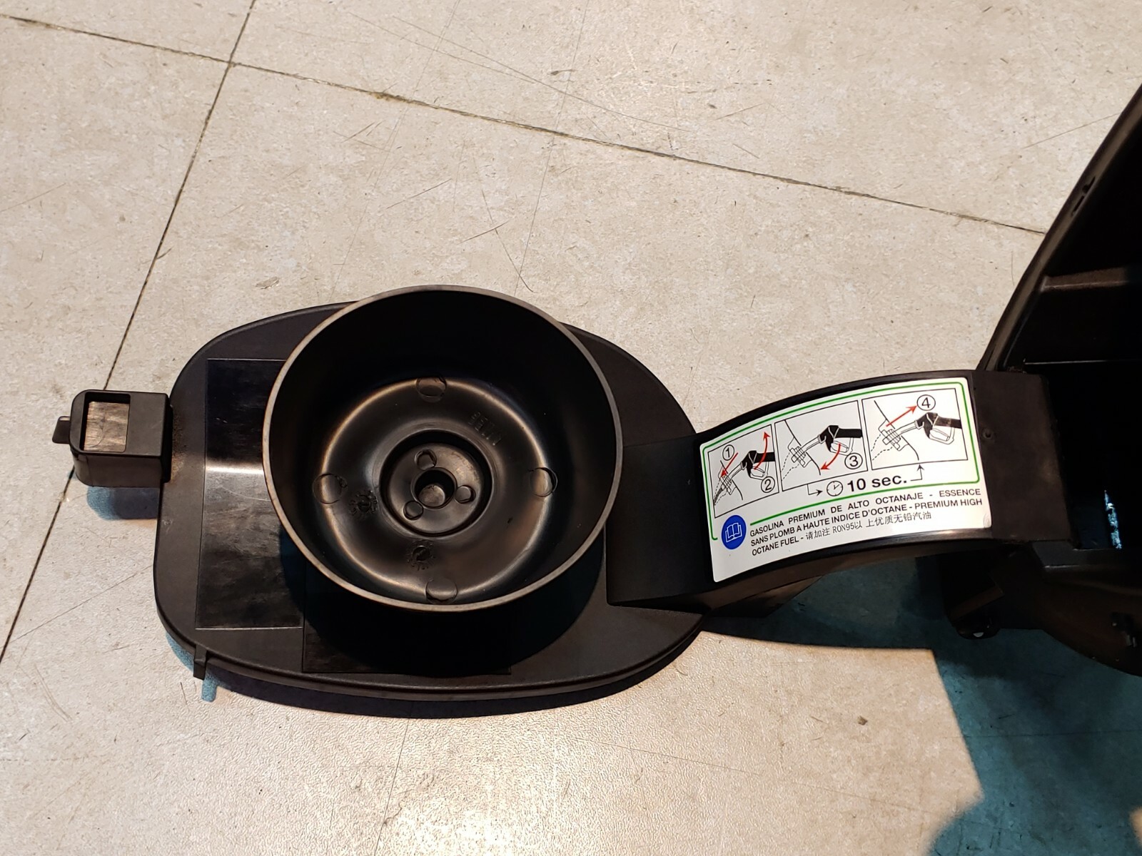 2013-2016 Maserati Quattroporte M156 Genuine Fuel Filler Neck Base ...