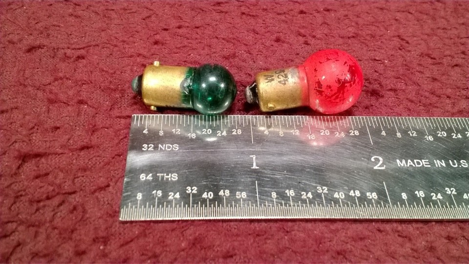 Lot #21 - BAYONET BASE GREEN & RED LIGHTS FOR LIONEL ACCESSORIES ...
