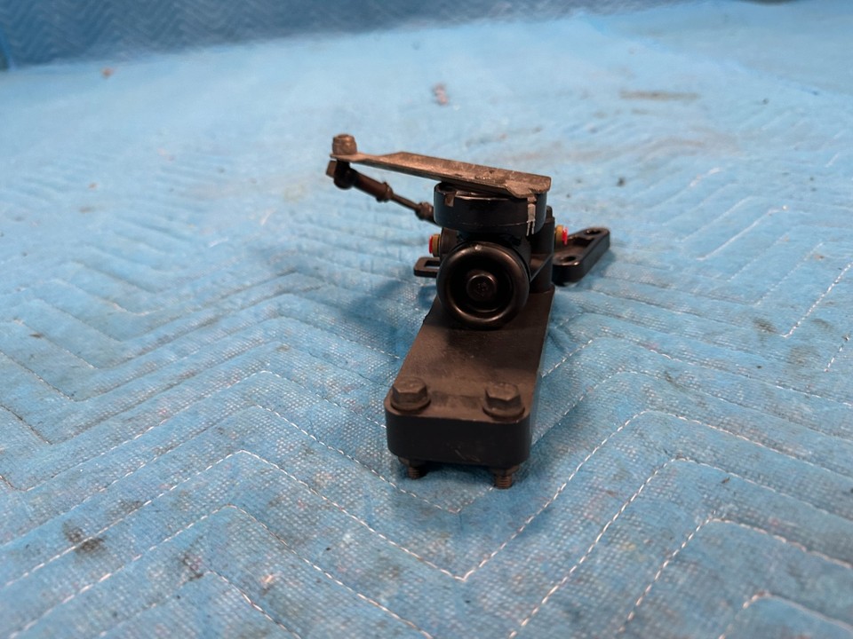 Volvo VNL Cab Level Valve w/Bracket 2023 OEM | eBay