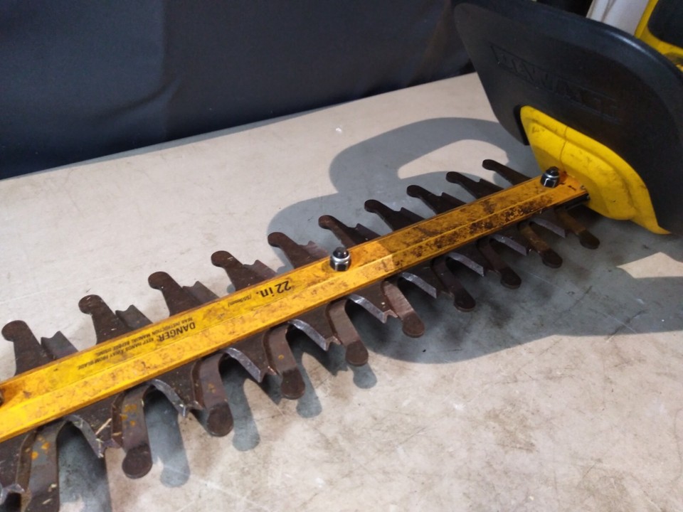 Dewalt 20v Max Li-Ion 22 In. Hedge Trimmer (Tool Only) DCHT820B #526 ...