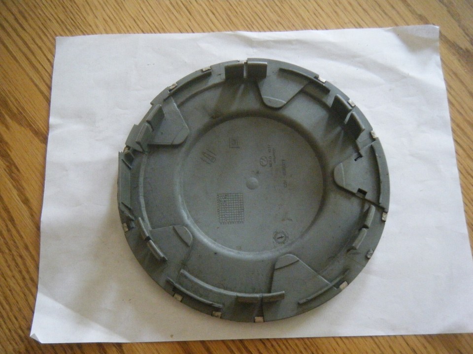 2007 - 2009 GMC Acadia Machined/Light Silver Pockets OEM Center Cap P/N ...