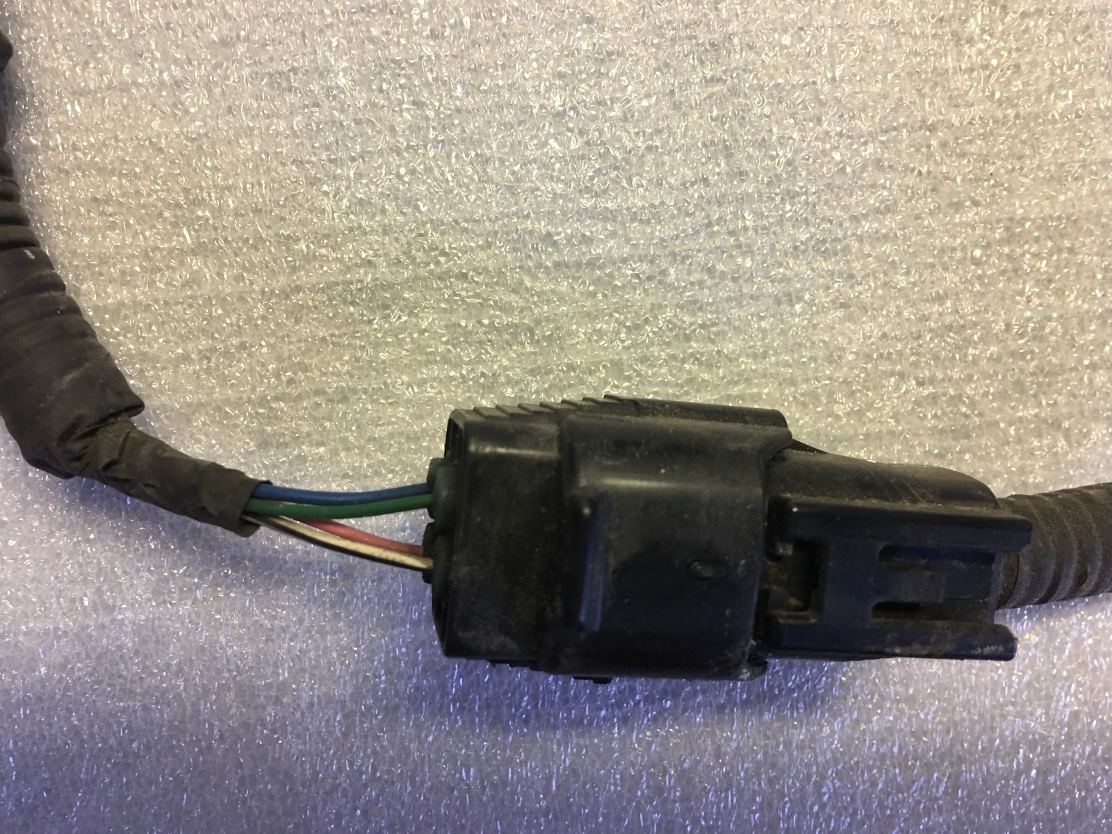 2013-2015 Toyota Prius inverter water pump G9040-52010 connector with ...