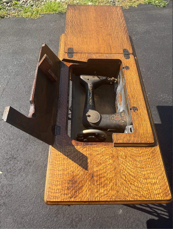 Vintage early 1900s SINGER Sewing Machine with Table Stand And Treadle ...
