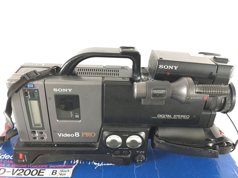 SONY CCD-V200E MEGA PAKET 2x Video8 Professional Kamera + OVP, BDA ...