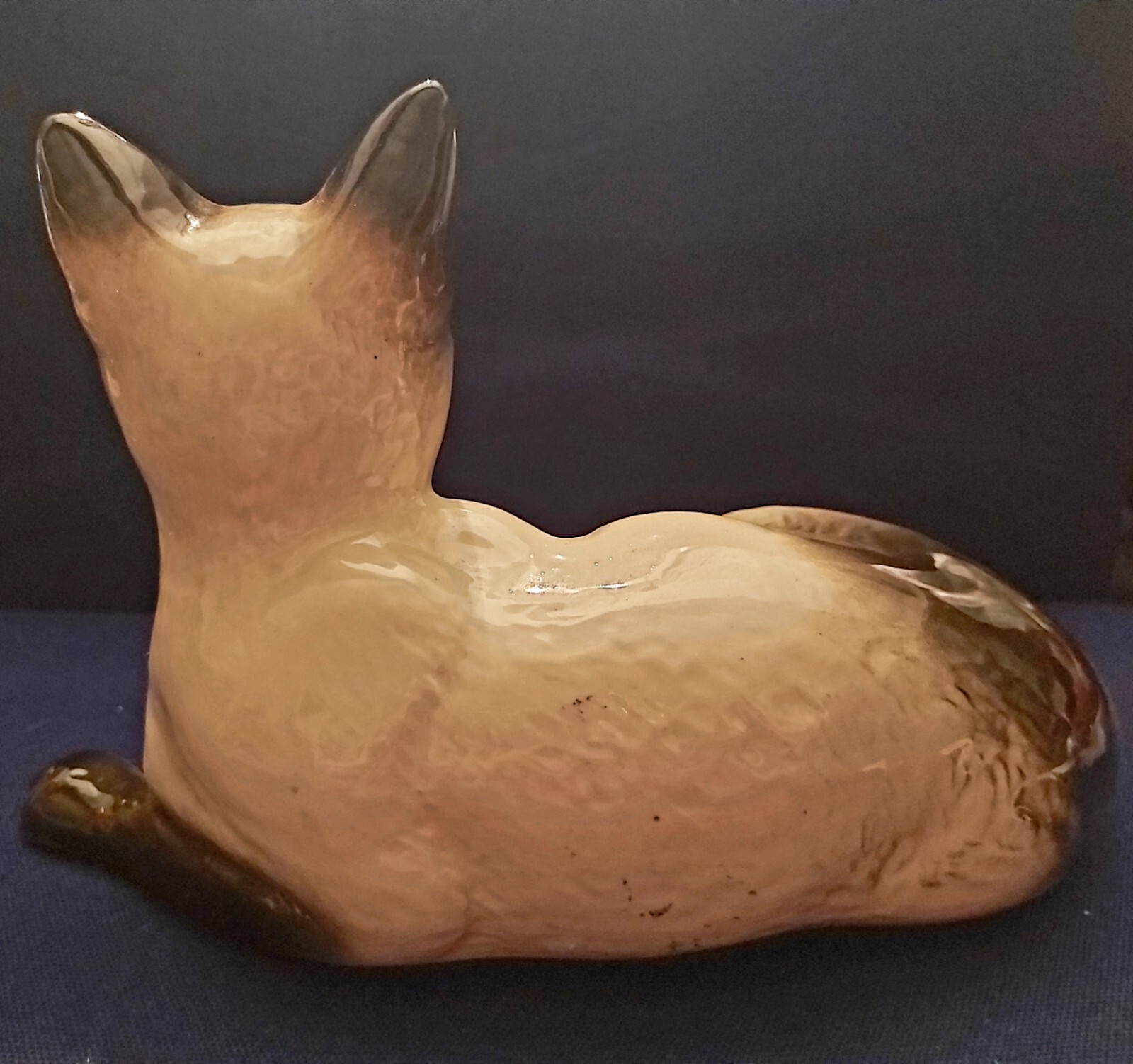 VINTAGE BESWICK ENGLAND 1559 7" WIDE LAYING DOWN SIAMESE CAT w BLUE ...