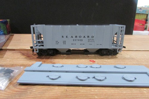 HO Scale Roundhouse 2Bay Covered Hopper Seaboard #257055 RH4861 | eBay
