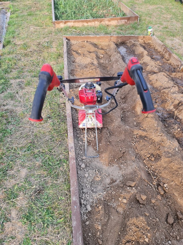 Mantis Deluxe Tiller/Rotovator 4-Stroke Honda Engine Powered *Great ...