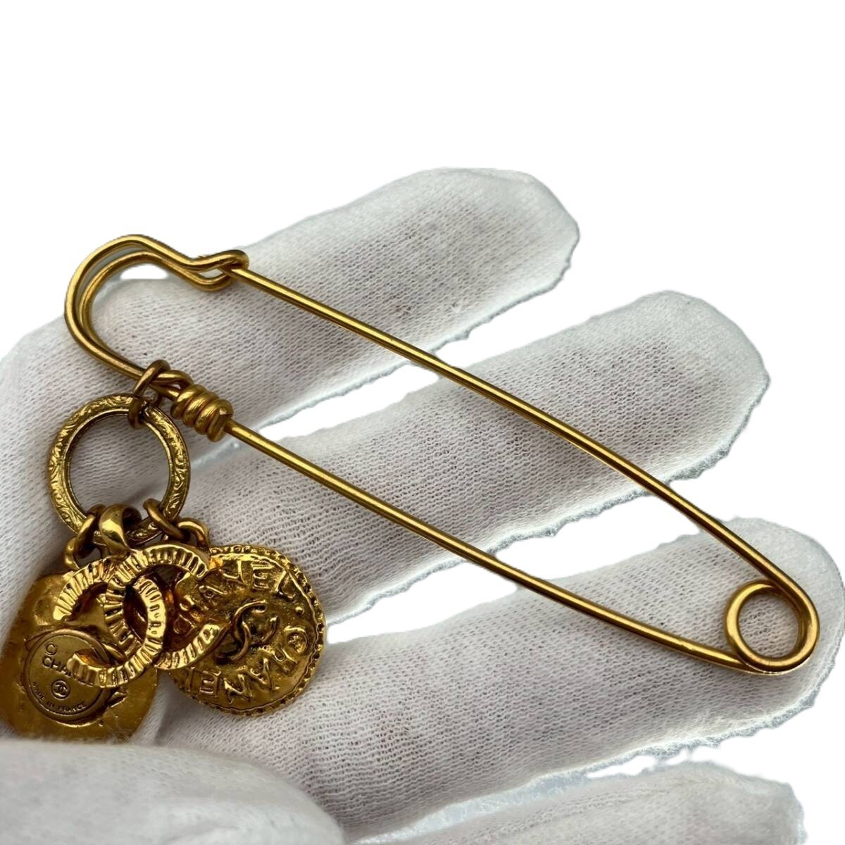 CHANEL Brooch AUTH Coco Pin Gold Logo Medal Coin CC Mark Swing Vintage ...