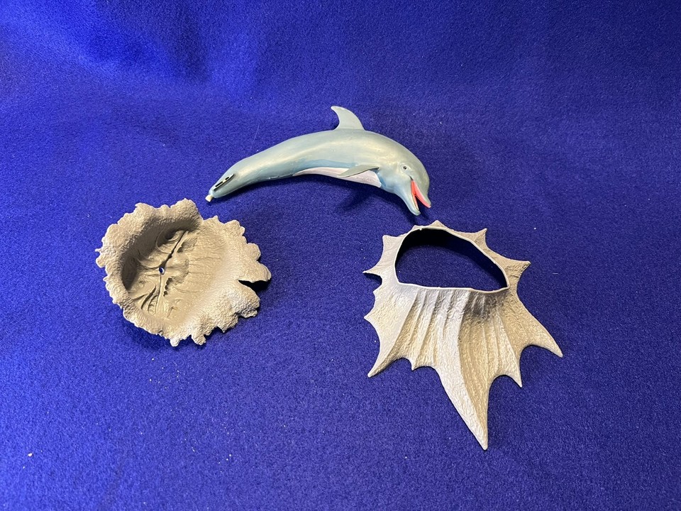 Model Kits Incomplete Flipper and Sea Quest's dolphin "Darwin ...