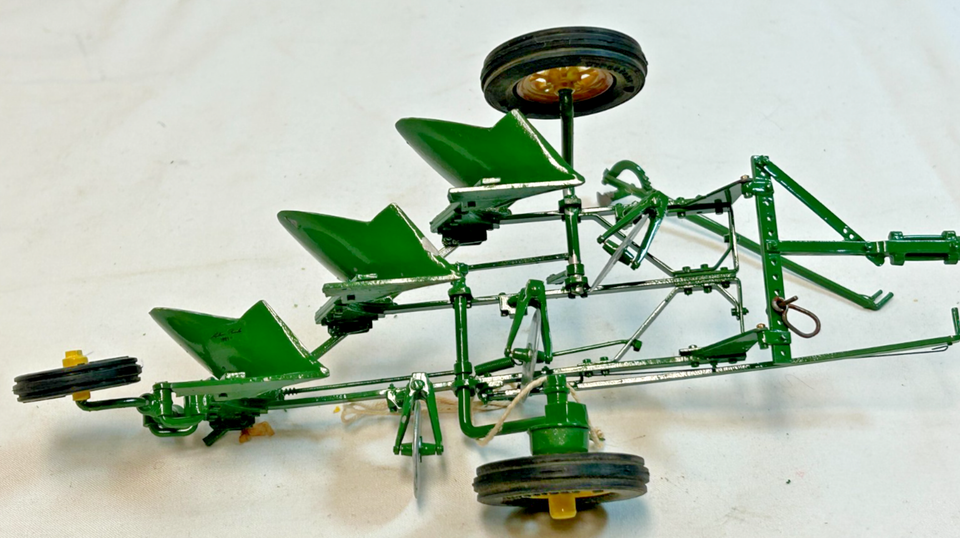 SPECCAST 1/16 DIE CAST JOHN DEERE 1948 MODEL 3 BOTTOM PLOW ON STEEL AS ...