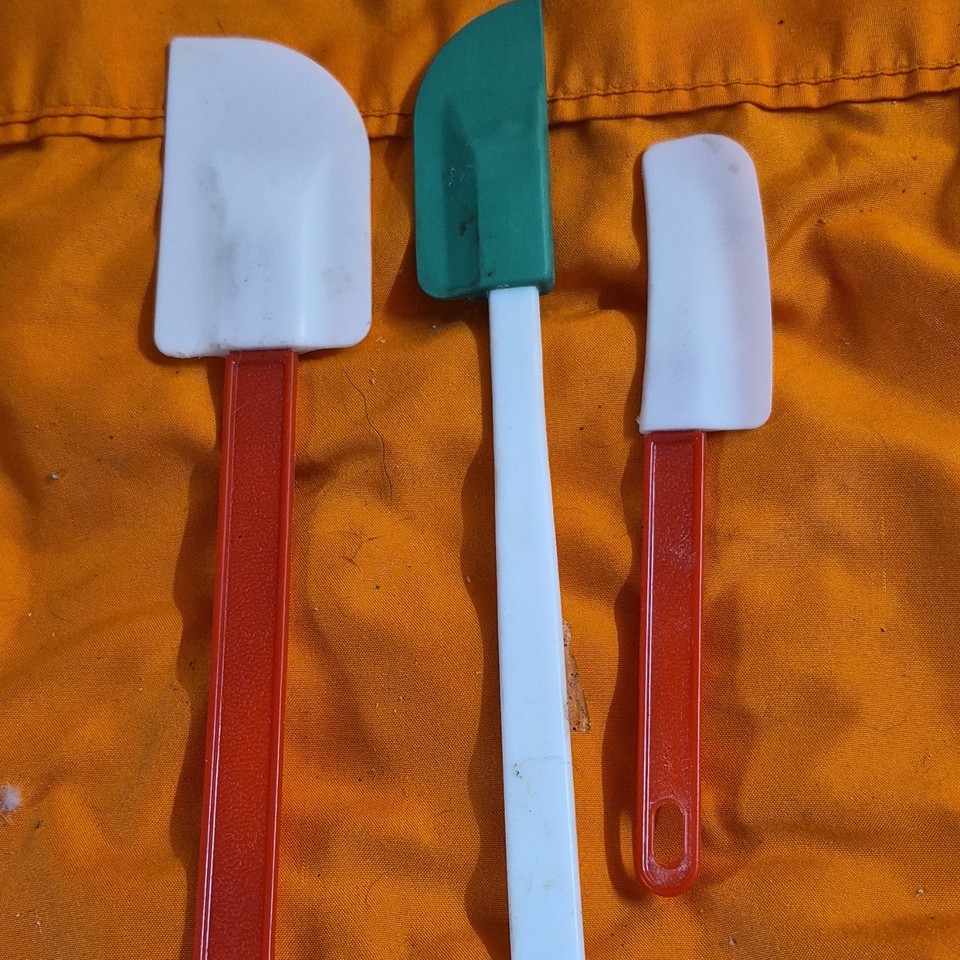 Set of 3 Plastic Scrapers Easy Clean Red White Green Plastic Handles | eBay