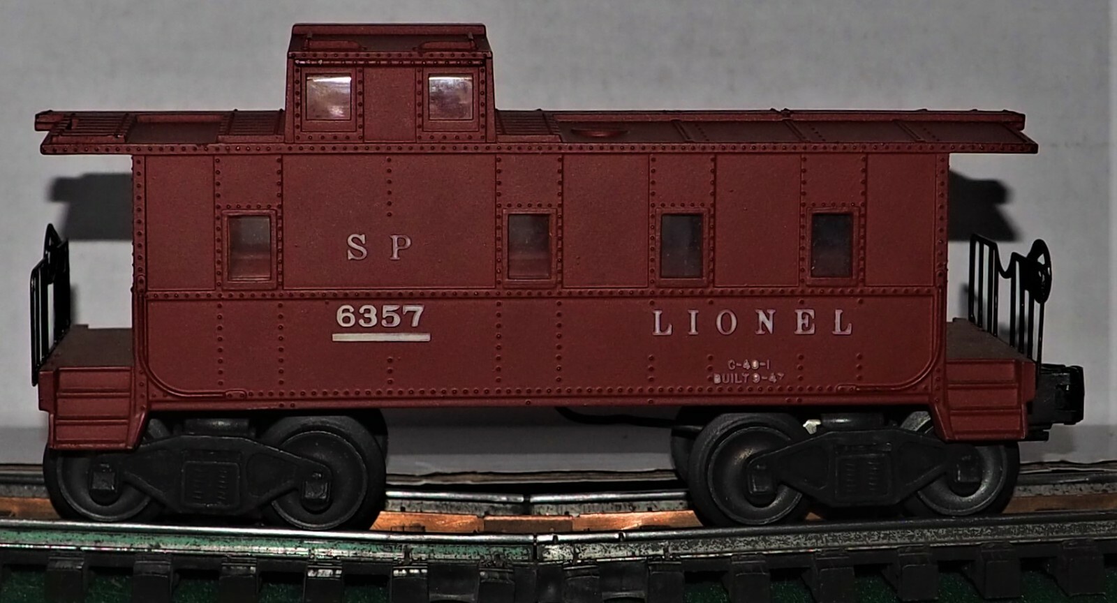 Lionel SP # 6357 ILLUMINATED Caboose Type 1 "B" w / Staple End Trucks ...
