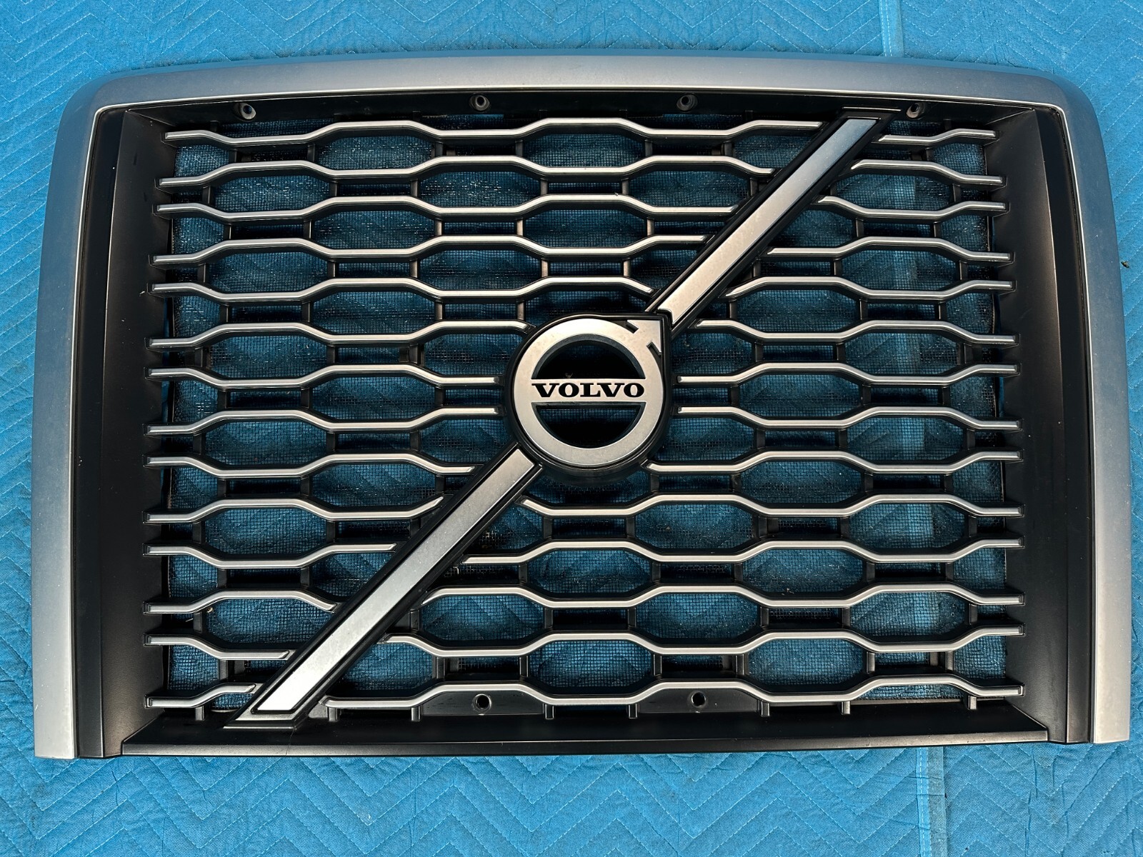 2018 Volvo VNL Grille w/ Bug Screen P/N 84724159-ASM & 84724157 Chrome ...