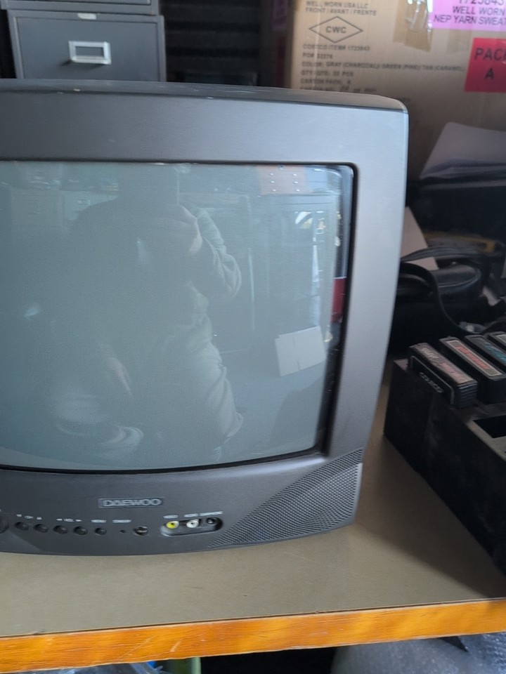 Daewoo 13" CRT Color TV Retro Gaming Television DTQ-13V1FC Front & Back ...
