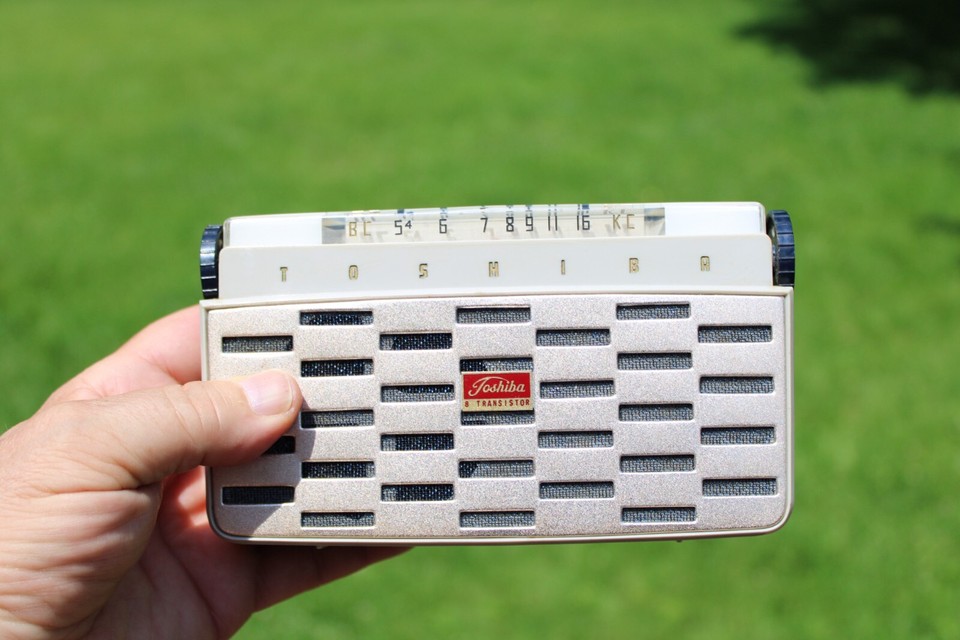 VINTAGE OLD 50s TOSHIBA ANTIQUE TRANSISTOR RADIO & FACTORY DISPLAY BOX ...