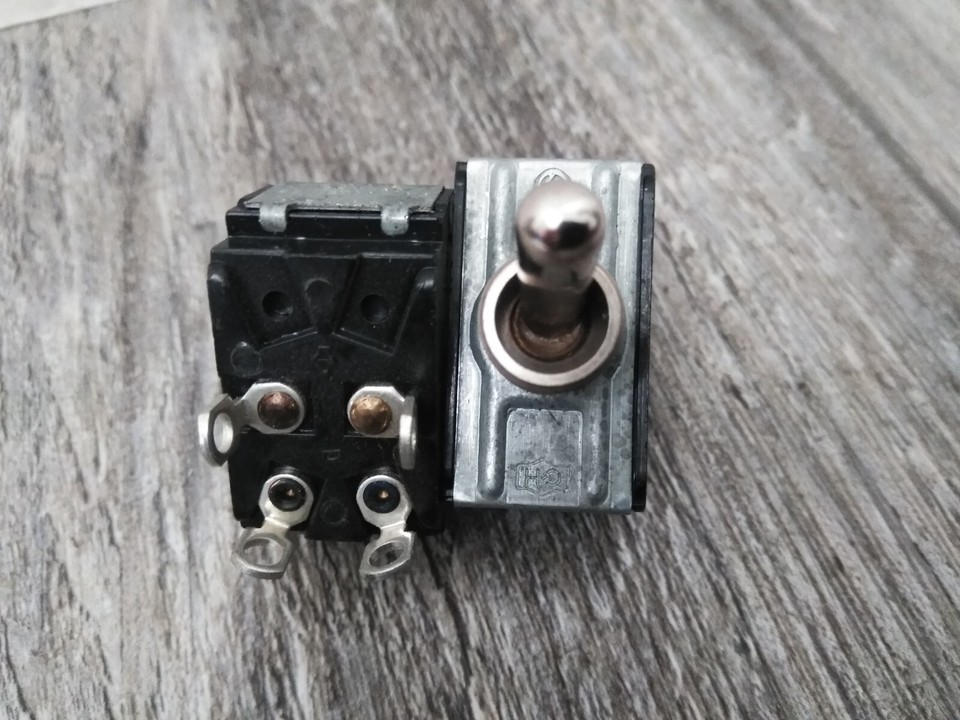 UND LAB INC. LIST TOGGLE SWITCH 3A 250V A/C - 6A 125V A/C 2.5 A L (2PK ...