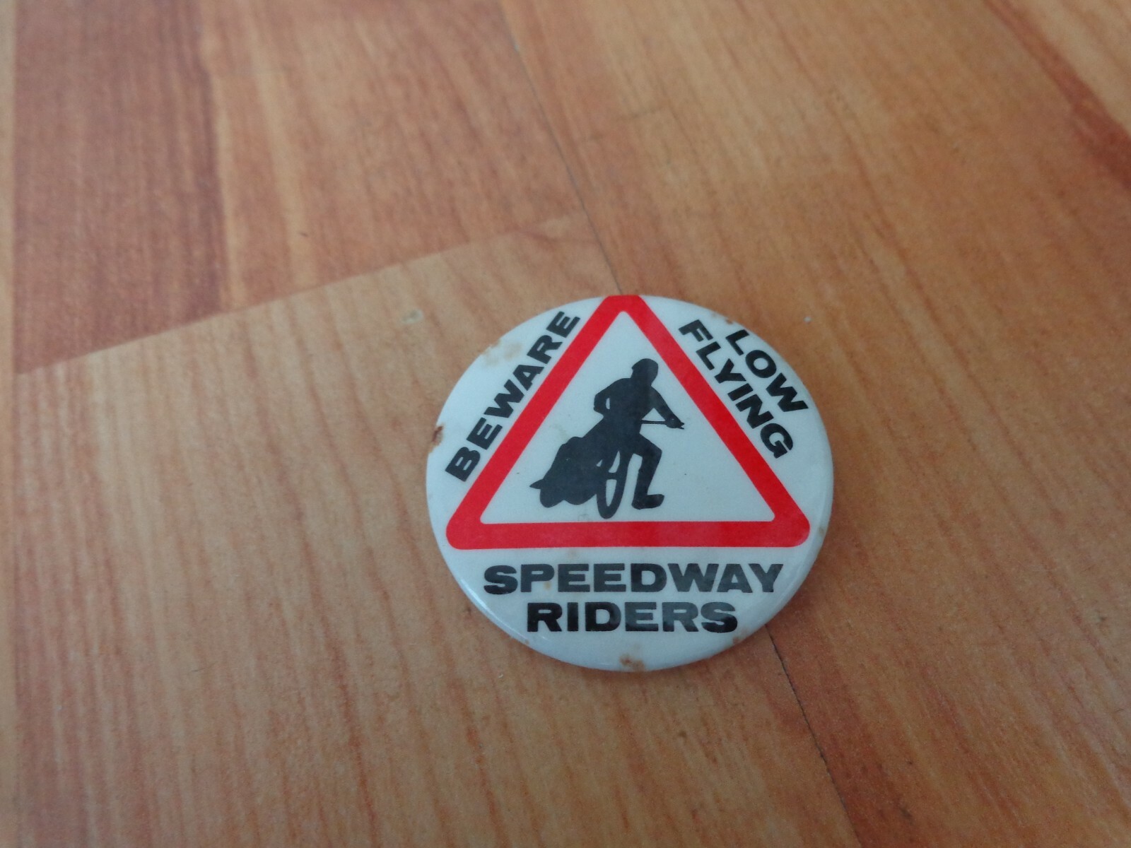 VINTAGE 'BEWARE LOW FLYING SPEEDWAY RIDERS' SPEEDWAY PLASTIC BIKE PIN ...