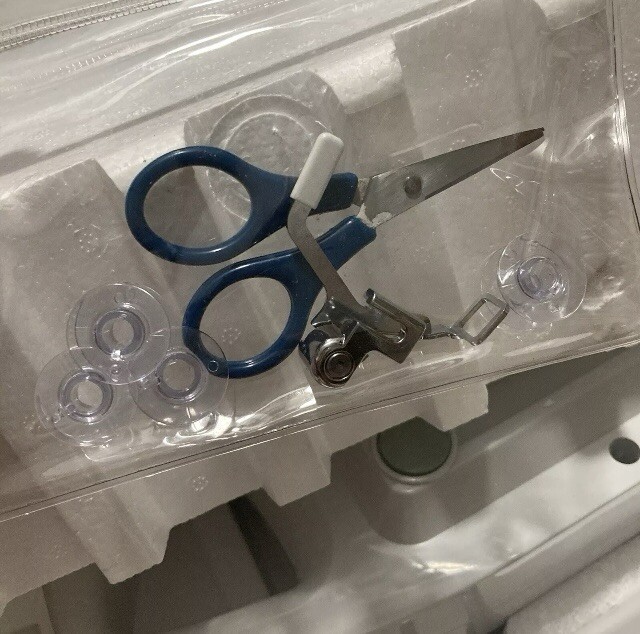 Singer Quantum Futura CE-200 Embroidery Unit & 2 Hoops Sewing Machine ...