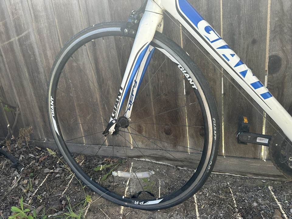 Giant Defy Composite 1 XS Bicycle w/ Clip Pedals, Cadence System, +More ...