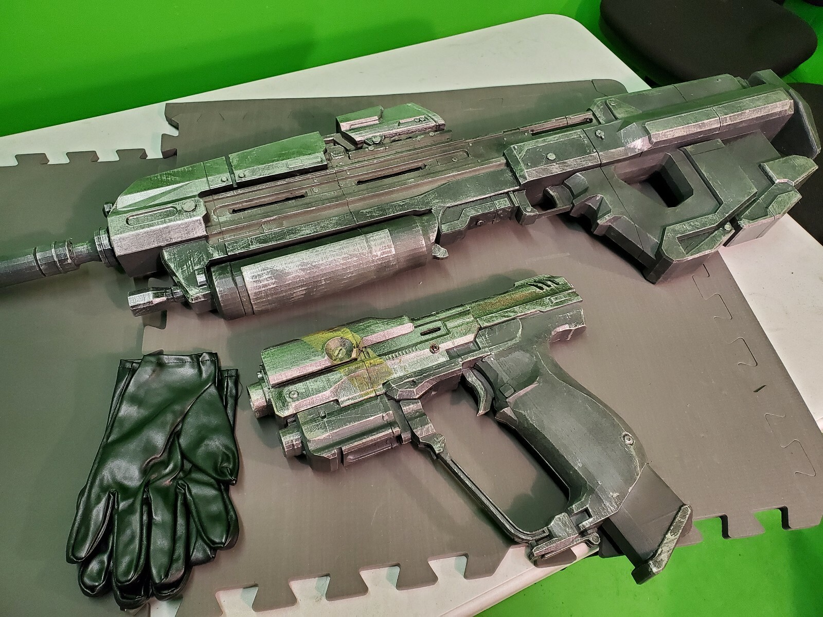 Custom made /painted Halo Reach Assault Rifle & UNSC magnum, Cosplay ...