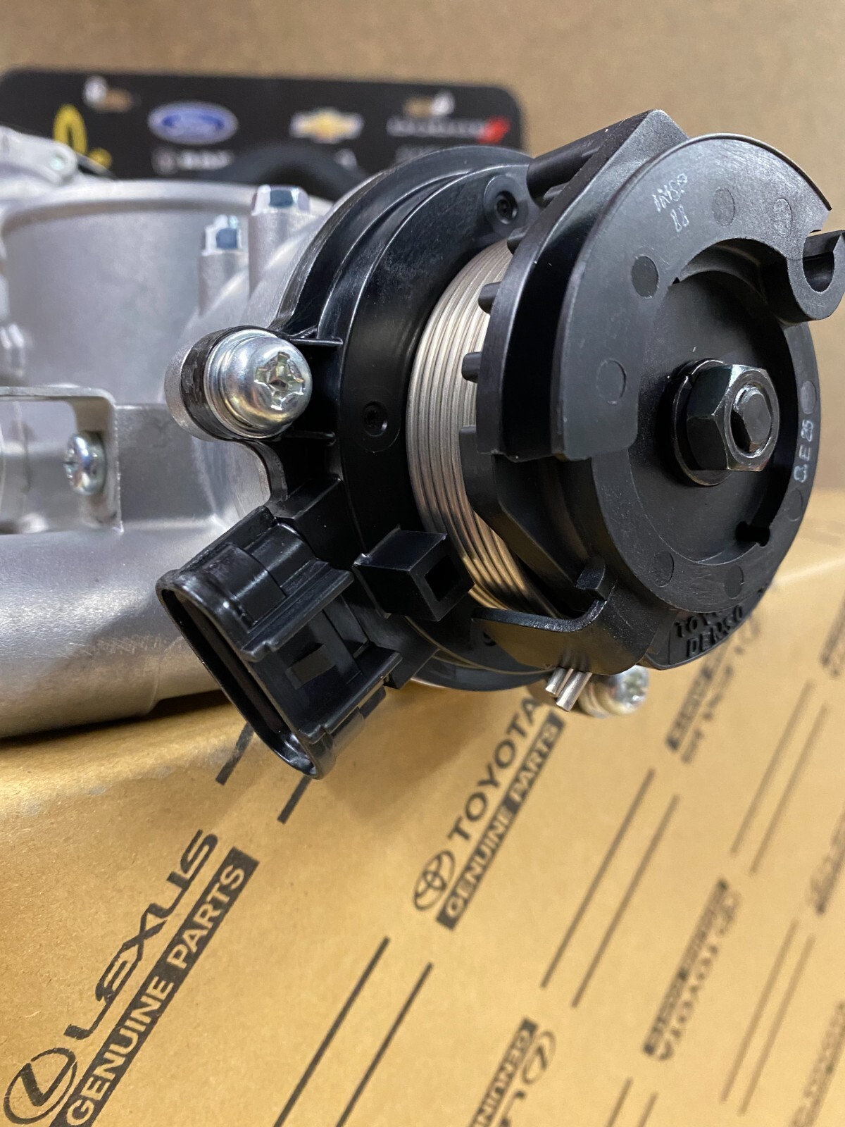 2001-2002 TOYOTA SEQUOIA THROTTLE BODY WITH THROTTLE SENSOR OEM NEW ...