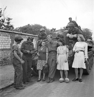 WW2 Photo WWII French Women Canadian AA Tank France 1944 World War Two ...