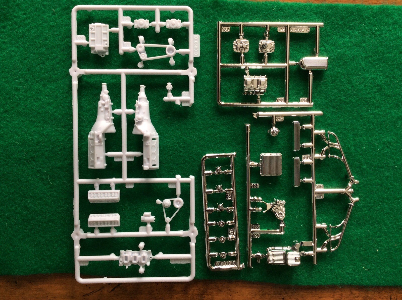 Revell #85-4463 ‘29 Model A 2’n1 Roadster Parts Engine V8 Optional ...