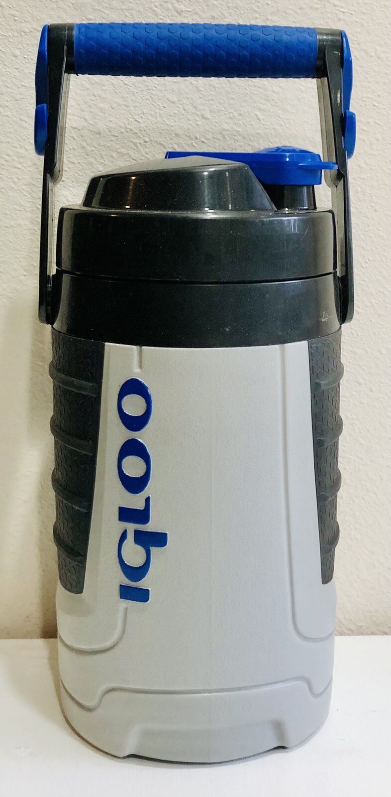IGLOO Drink Cooler 1/2 Gallon Handle Hanging Hooks Gray & Blue 64 oz 1/ ...