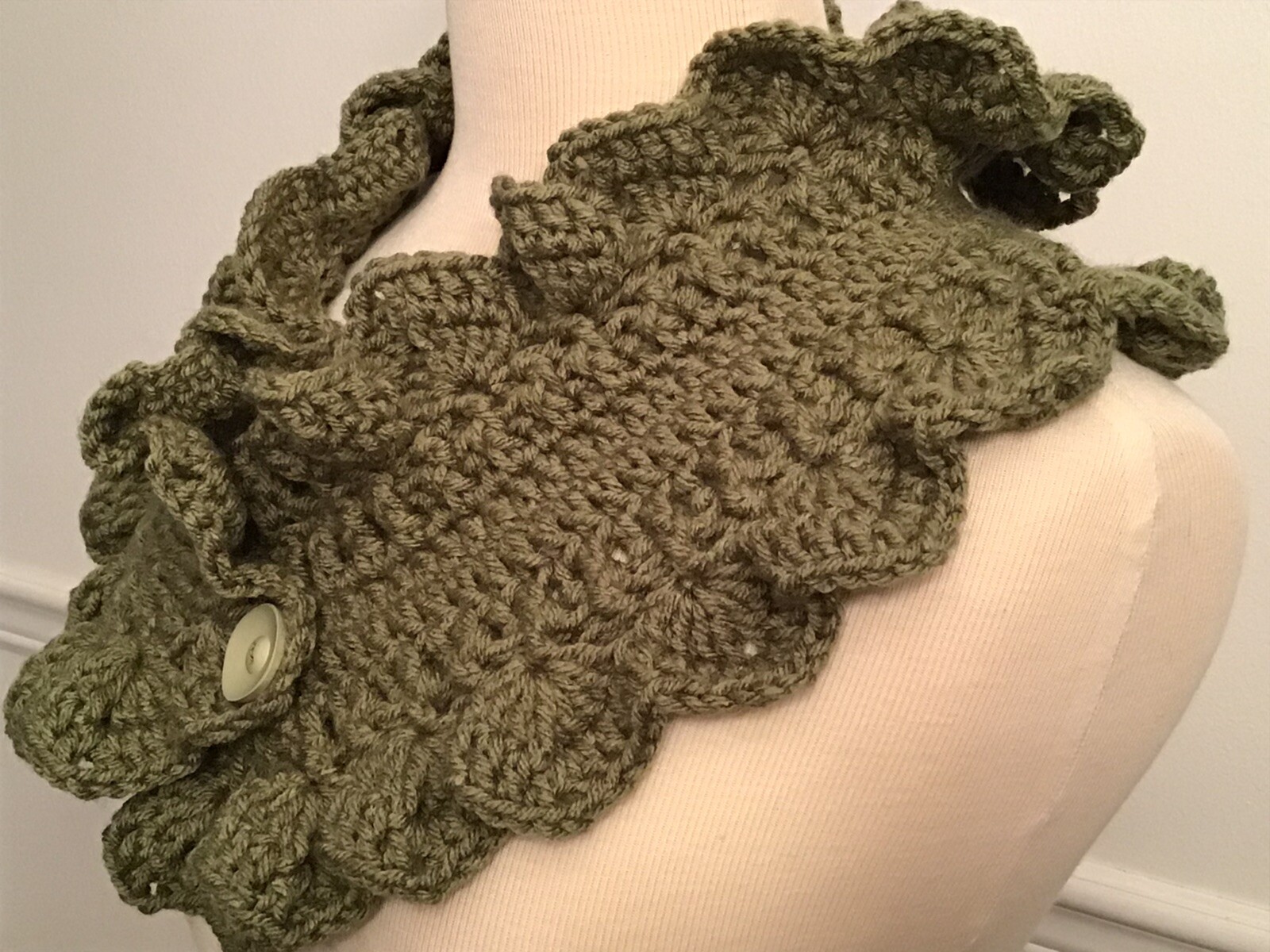 Handmade Crochet Ruffle Neck Warmer Cowl Scarf | eBay