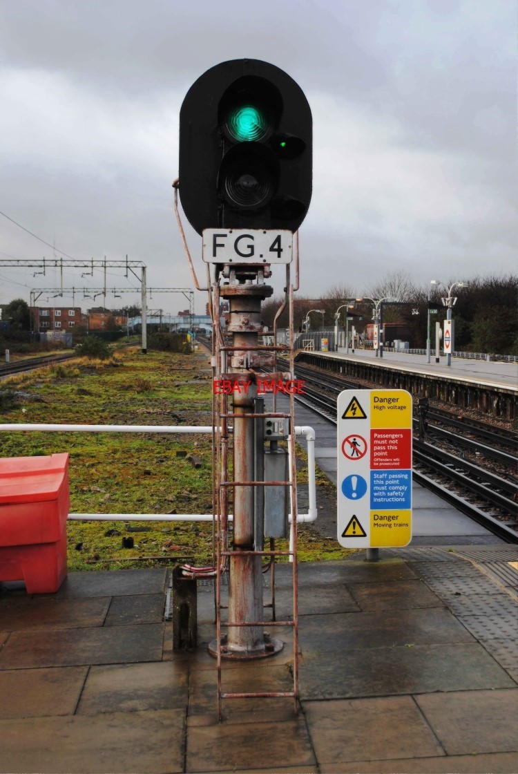 PHOTO LONDON TRANSPORT DISTRICT LINE UP SIGNAL DAGENHAM EAST | eBay UK