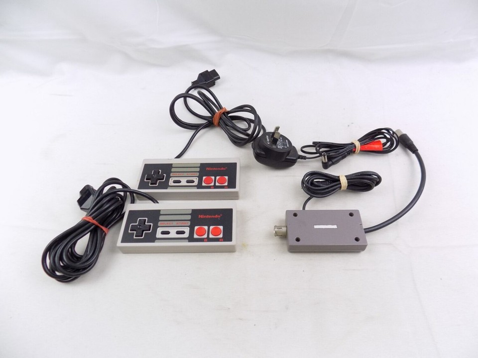 Boxed Nintendo Entertainment System NES Control Deck Console with x2 ...
