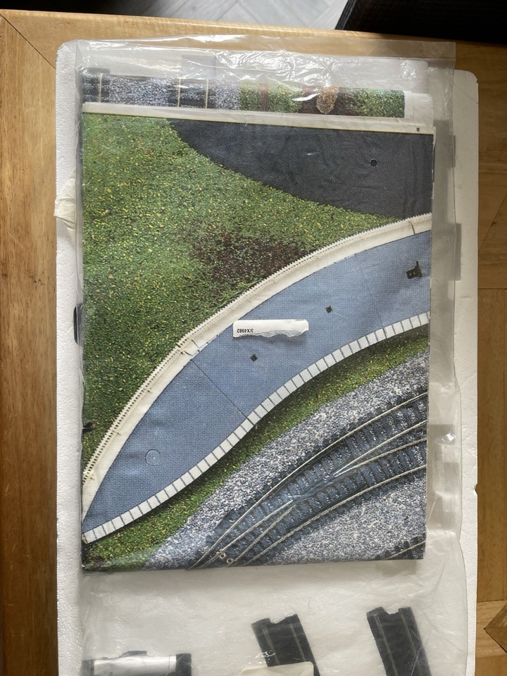 HORNBY R1045 THE ROYAL TRAIN SET ( MARKS & SPENCER ) NB: NO LOCOMOTIVE ...