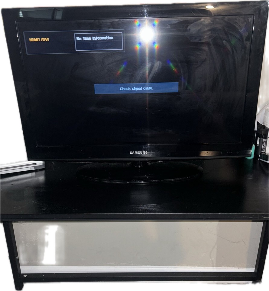 Samsung HD LCD 32" Television TV LN32D403 No Remote | eBay